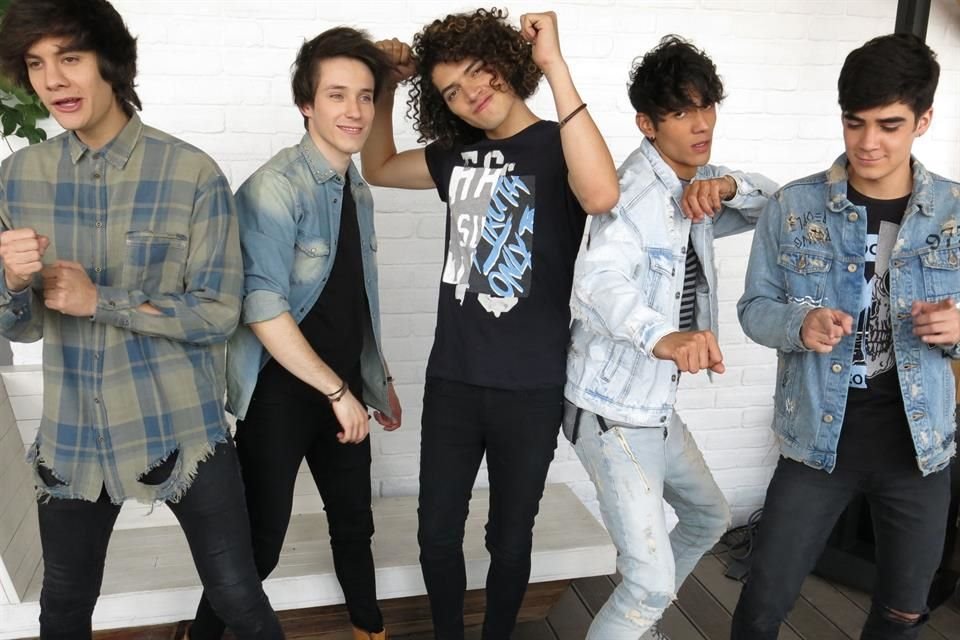 Presenta CD9 disco con cinco portadas