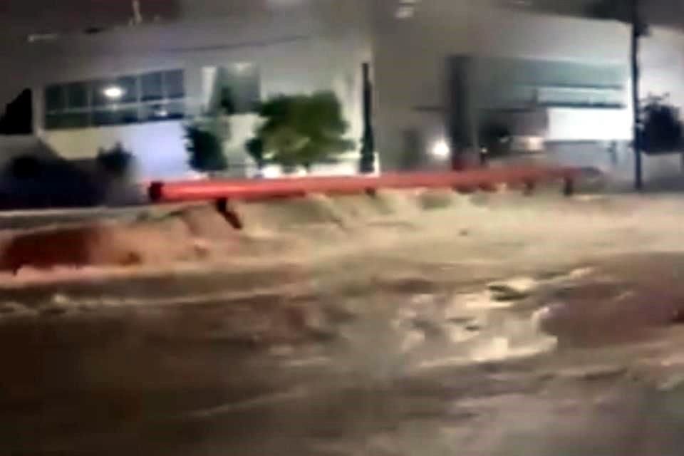 Se desborda Arroyo Topo Chico