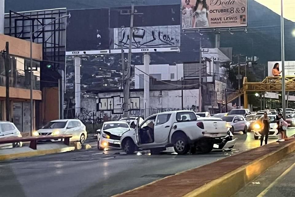 Atora choque múltiple vialidad en Garza Sada