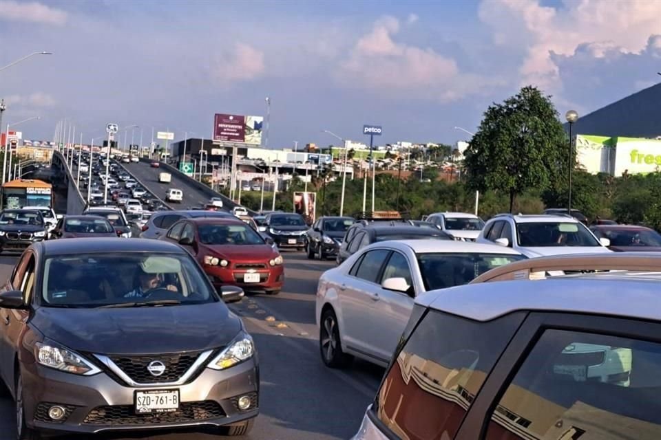 Deja 5 lesionados choque múltiple en la Av. Leones
