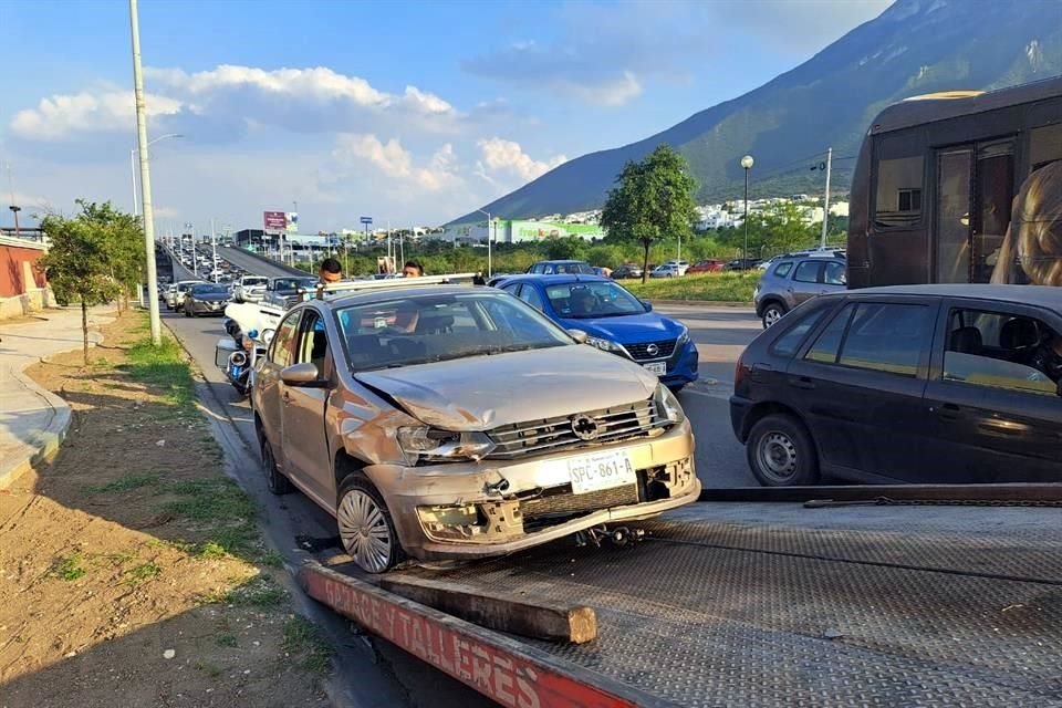 Deja 5 lesionados choque múltiple en la Av. Leones