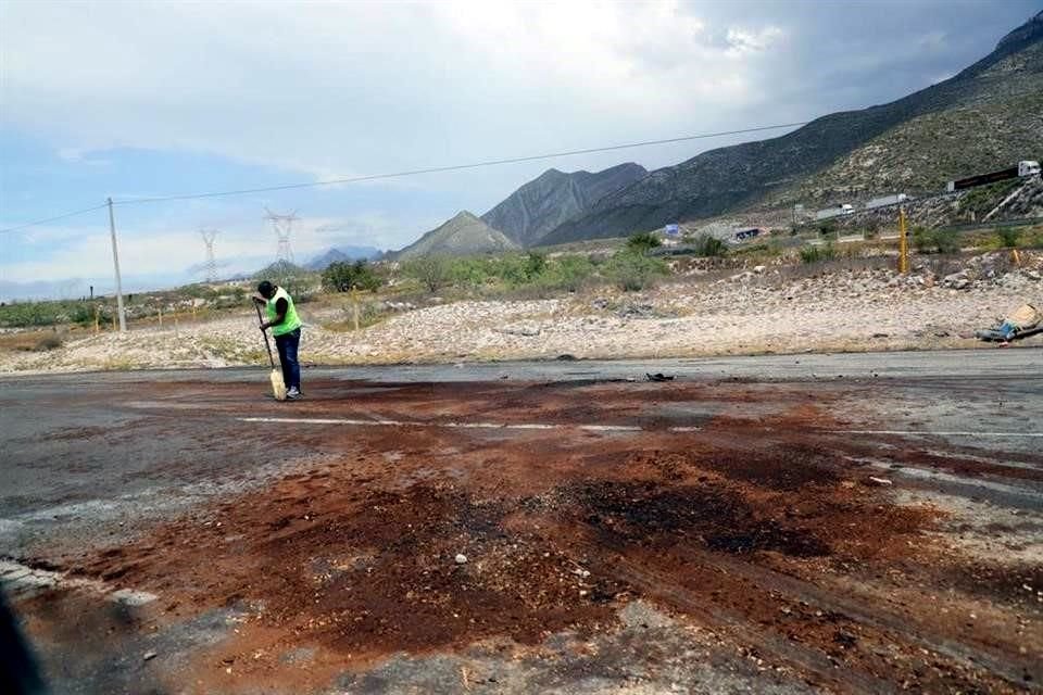 Provoca caos volcadura de pipa en vías a Saltillo