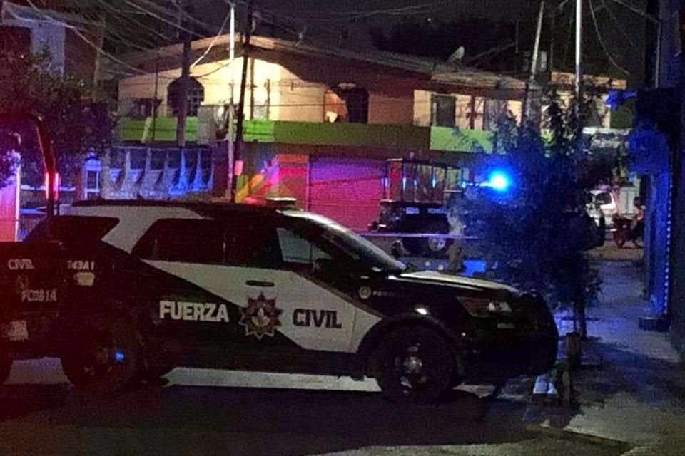 Acribillan a dos jóvenes frente a negocio